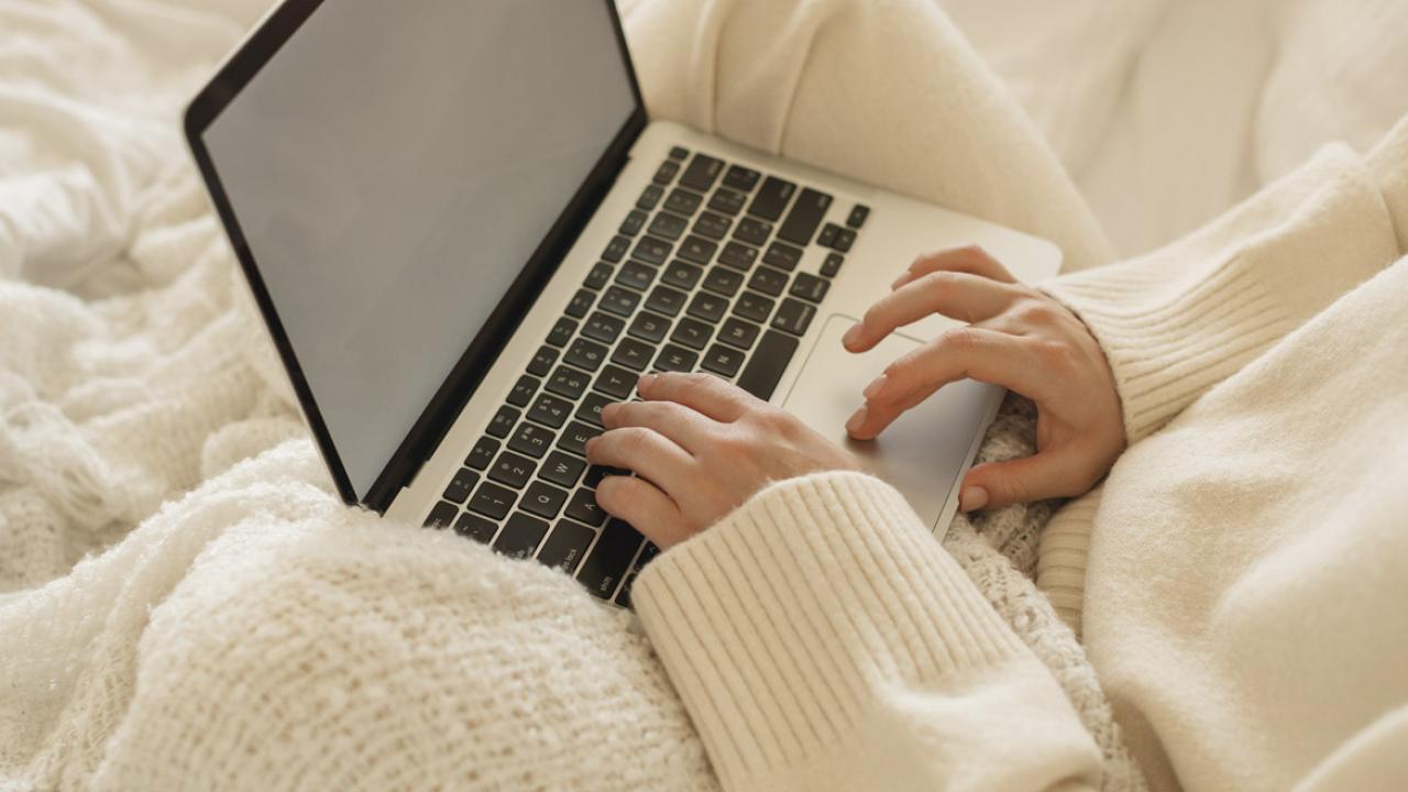 Doctors work fewer hours, but the EHR still follows them home | American Medical Association